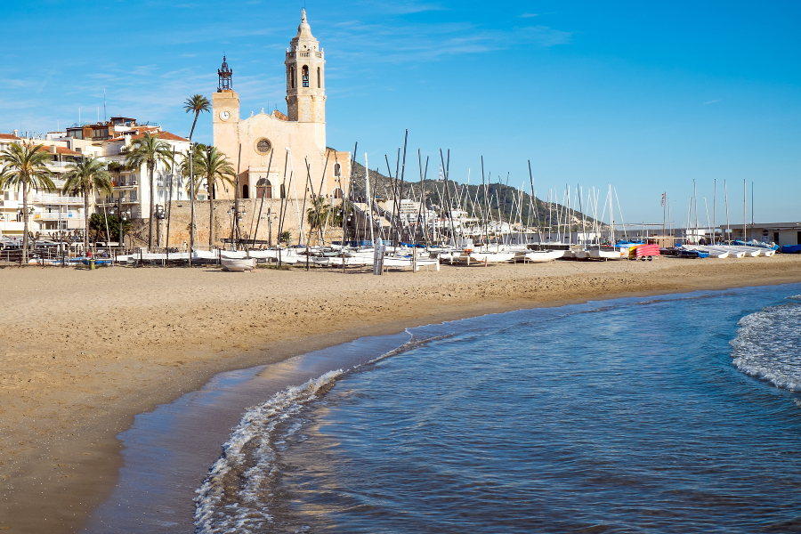 Découvrez la ville de Sitges et ses plages, à 20 minutes de Barcelone ...